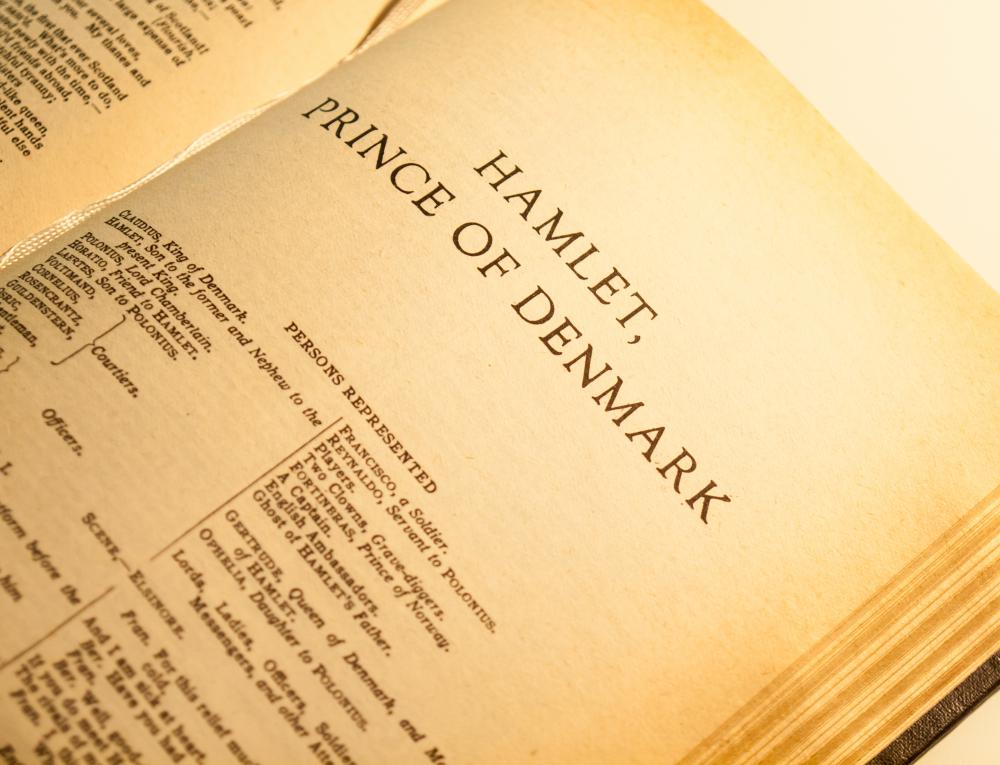 What Is a Prop Master? (with pictures)